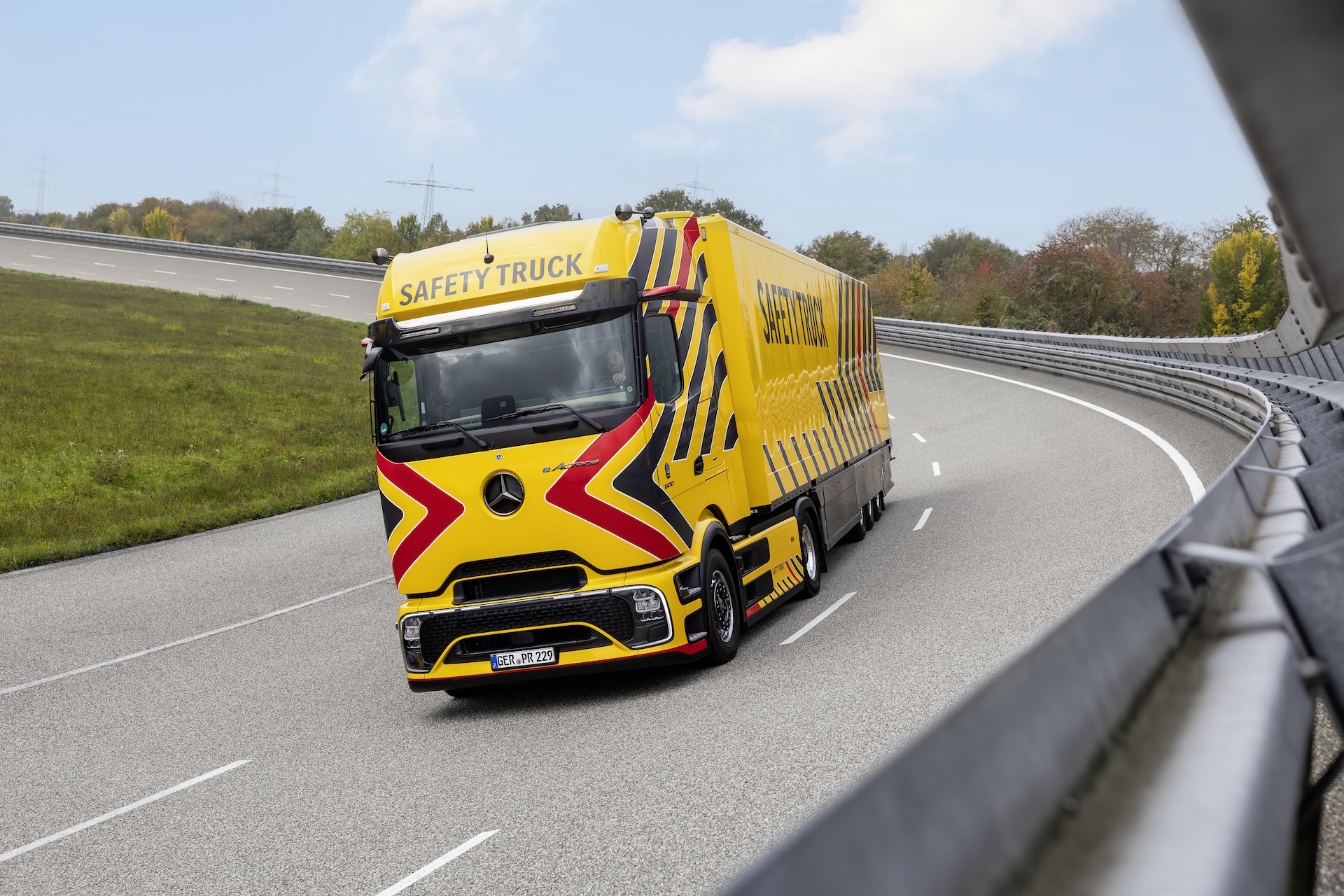 Mercedes-Benz Unveils Innovative Safety Truck - The BRAKE Report